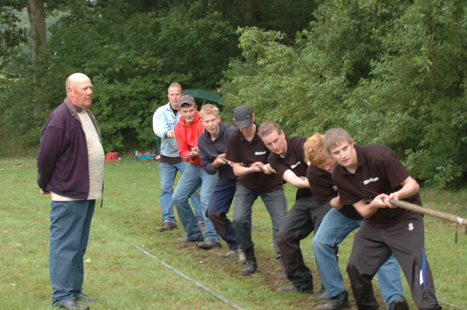foto van de maand (juli 2023): Touwtrekken – Historisch Gasteren